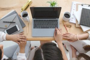 11 Ways To Have A Healthy Relationship With Work Friends